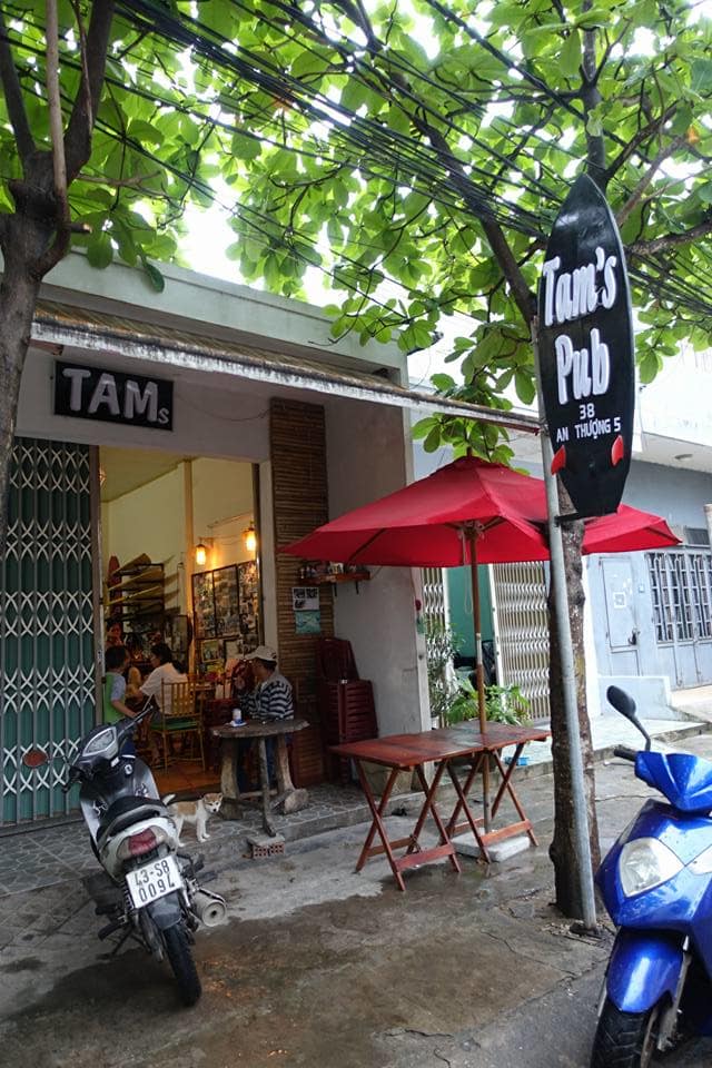 Tam’s Pub and Surf Shop